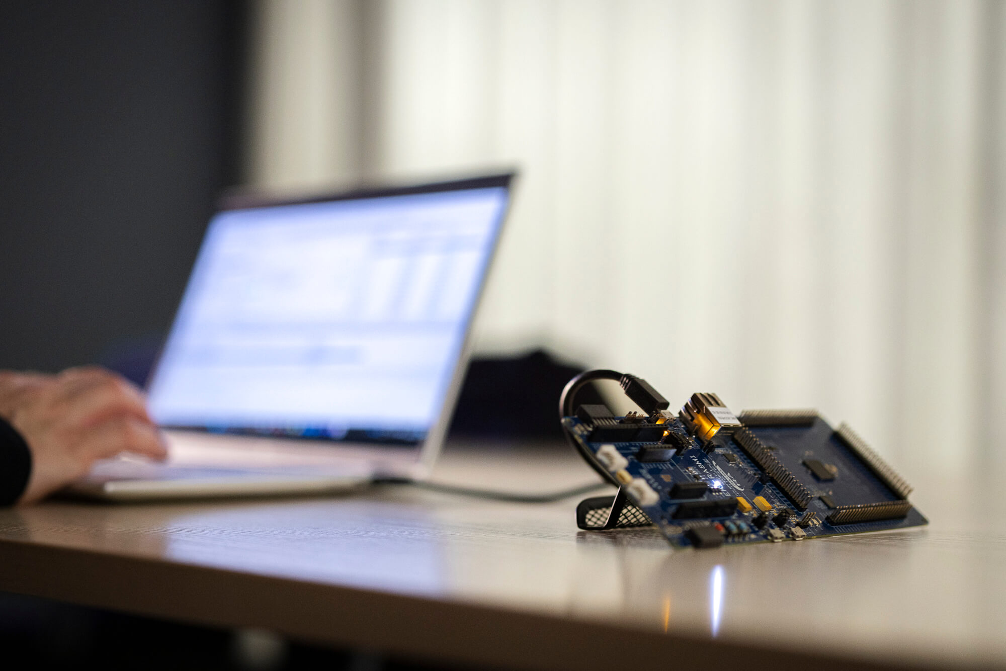 다양한 아키텍처 지원 및 워크플로우 통합